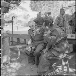 ImagesDéfense - Le général Navarre, commandant en chef en Indochine, s ...