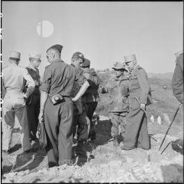 ImagesDéfense - Au cours de son inspection à Diên Biên Phu, le général ...