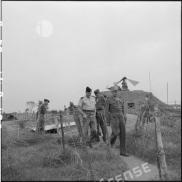 ImagesDéfense - Le général Navarre et le général Cogny inspectent le ...