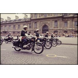ImagesDéfense - Défilé monté lors de la cérémonie du 14 juillet 1977 ...