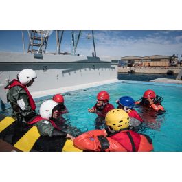 ImagesDéfense - Entraînement à la survie en mer au CETIS.