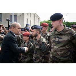 ImagesDéfense - Le ministre de la Défense salue les militaires du ...