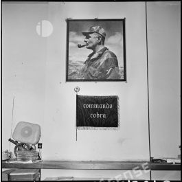 ImagesDéfense - Fanion du commando Cobra placé sous le portrait du ...