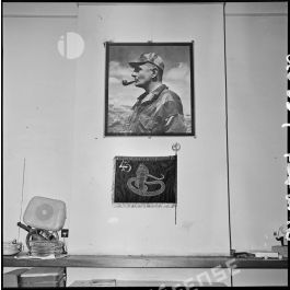 ImagesDéfense - Fanion du commando Cobra placé sous le portrait du ...