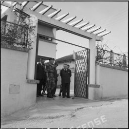 ImagesDéfense - Le lieutenant-colonel Marcel Bigeard à l'entrée de son ...