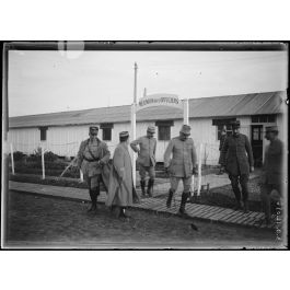 ImagesDéfense - Buffoluto. Le général Charpy sort du mess des officiers ...