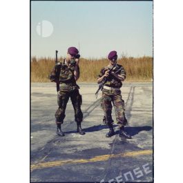 ImagesDéfense - Portrait de parachutistes belges armés de fusils FAL à ...
