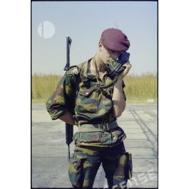 ImagesDéfense - Portrait de parachutiste belge armé de fusil FAL à ...