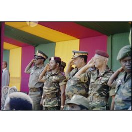 ImagesDéfense - Officiers de l’armée zaïroise et officier français, le ...
