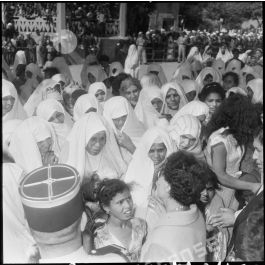 ImagesDéfense - Bain de foule de Nafissa Sid Cara. [Description en cours]