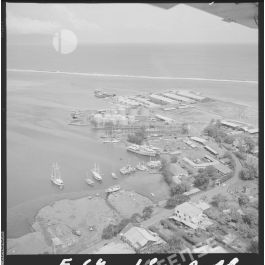 ImagesDéfense - Vue aérienne de Faré Ute et base marine.[Description en ...