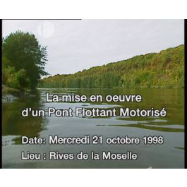 ImagesDéfense - La mise en oeuvre d'un pont flottant motorisé.