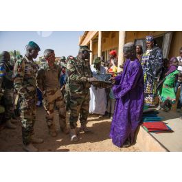 ImagesDéfense - Le chef de section des FAMa, accompagné d'un capitaine ...