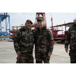 ImagesDéfense - Le général Thierry Burkhard pose aux côtés d'un ...