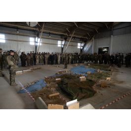 ImagesDéfense - Présentation d'un briefing sur caisse à sable au poste ...