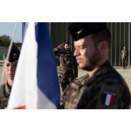 ImagesDéfense - Des soldats descendent le drapeau français sur la place ...