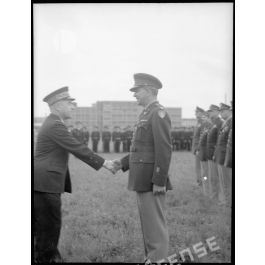 ImagesDéfense - Les félicitations du général Piollet.