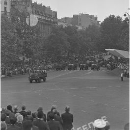ImagesDéfense - Défilé motorisé. Passage du drapeau et sa garde du 3e ...