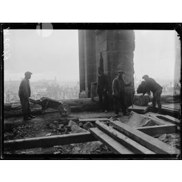 ImagesDéfense - Reims, la cathédrale. Enlèvement méthodique des pierres ...