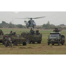 ImagesDéfense - Moto de circulation, VAB, hélicoptère Caracal et ...