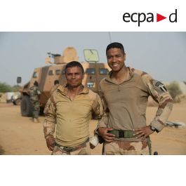 ImagesDéfense - Portrait de deux membres du DLAO 4. En arrière-plan, un ...