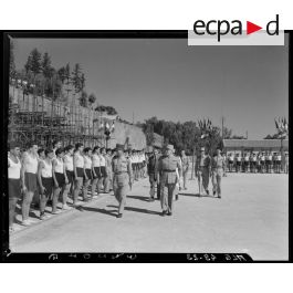ImagesDéfense - Des autorités militaires passent en revue des troupes ...