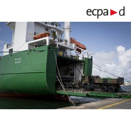 ImagesDéfense - Embarquement d'un camion benne Scania P-340 du 17e ...