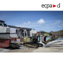 ImagesDéfense - Débarquement d'une tractopelle du 17e régiment du génie ...