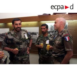 ImagesDéfense - Un colonel français en compagnie d'officiers émiratis.