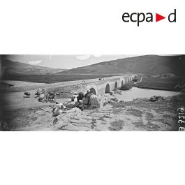 ImagesDéfense - Environs de Fez, un vieux pont de construction ...