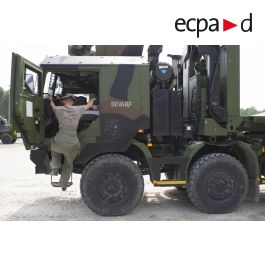 ImagesDéfense - Un logisticien du 511e régiment du train (511e RT) embarque à bord d'un porteur ...