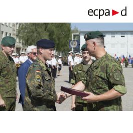 ImagesDéfense - Le général de brigade Valdemaras Rupsys remet un cadeau ...