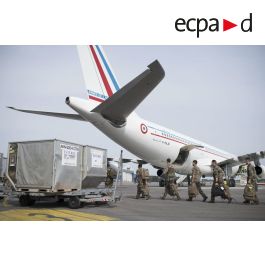 ImagesDéfense - Des soldats rejoignent leur avion pour le retour en ...
