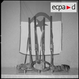 ImagesDéfense - [Armement et drapeau du FLN saisis après une opération ...