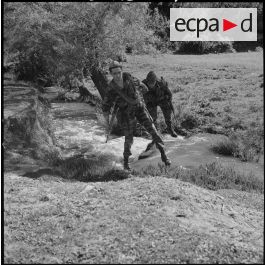 ImagesDéfense - [Deux soldats du commando Cobra traversant une rivière ...