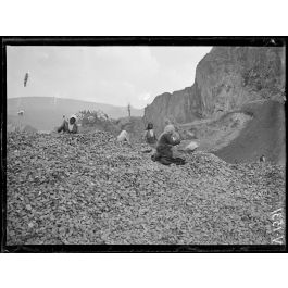 ImagesDéfense - Salonique. Femmes macédoniennes cassant des pierres ...