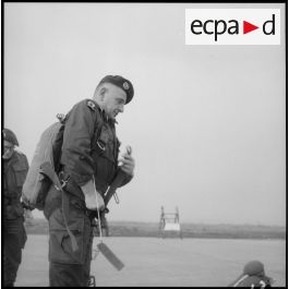 ImagesDéfense - [Colonel Marcel Bigeard préparant son parachute à l ...
