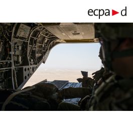 ImagesDéfense - Vue aérienne du désert et de la base aérienne d'Al-Asad ...