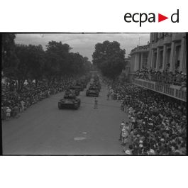 ImagesDéfense - Défilé de chars M24 Chaffee le 14 juillet 1951 à Hanoï.