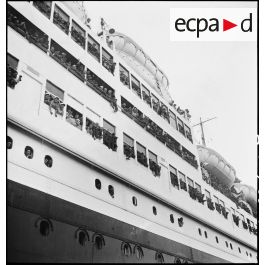 ImagesDéfense - Embarquement au port d'Alger à destination de l'Indochine du 22e RTA (régiment ...
