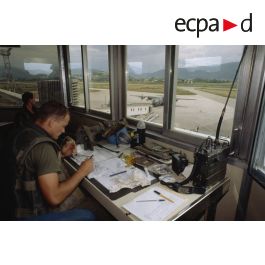 ImagesDéfense - Militaire canadien au travail dans le poste d ...