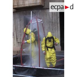 ImagesDéfense - Passage sous la douche de décontamination des ...