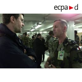 ImagesDéfense - Interview d'un militaire de la KFOR par un journaliste.