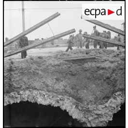 ImagesDéfense - Cratère causé par l'explosion d'une bombe sur le ...