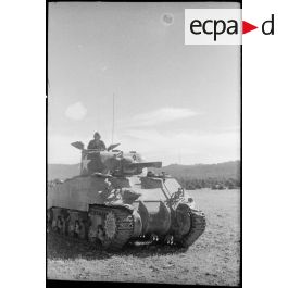 ImagesDéfense - Progression du char Sherman M4 baptisé Marseille ...