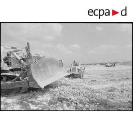 ImagesDéfense - Le nivellement d'un terrain par le 17e RGP au Liban.