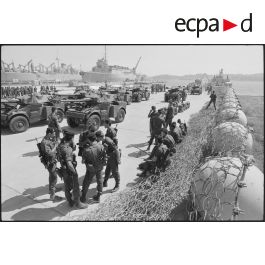 ImagesDéfense - Chargement des automitrailleuses légères du RICM à bord ...