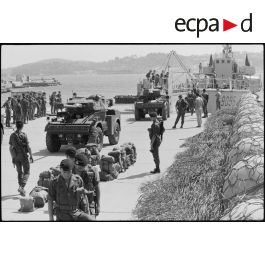 ImagesDéfense - Embarquement d'automitrailleuses à bord d'un EDIC.