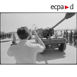 ImagesDéfense - Une automitrailleuse Panhard AML-90 embarquant sur un EDIC.