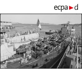 ImagesDéfense - Chargement d'un bâtiment EDIC à bord du TCD Orage.